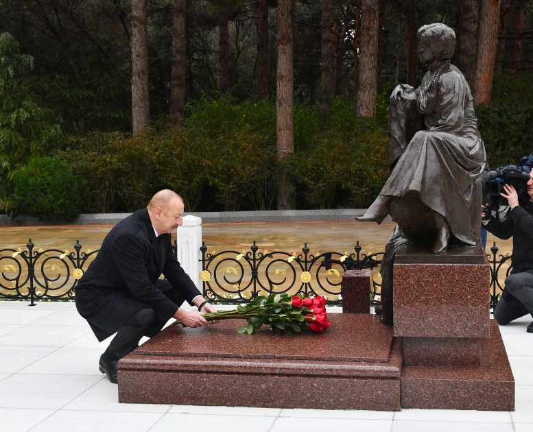 Ilham Aliyev visited grave of National Leader Heydar Aliyev