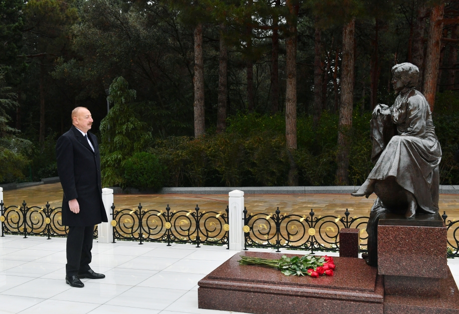 Ilham Aliyev visited grave of National Leader Heydar Aliyev