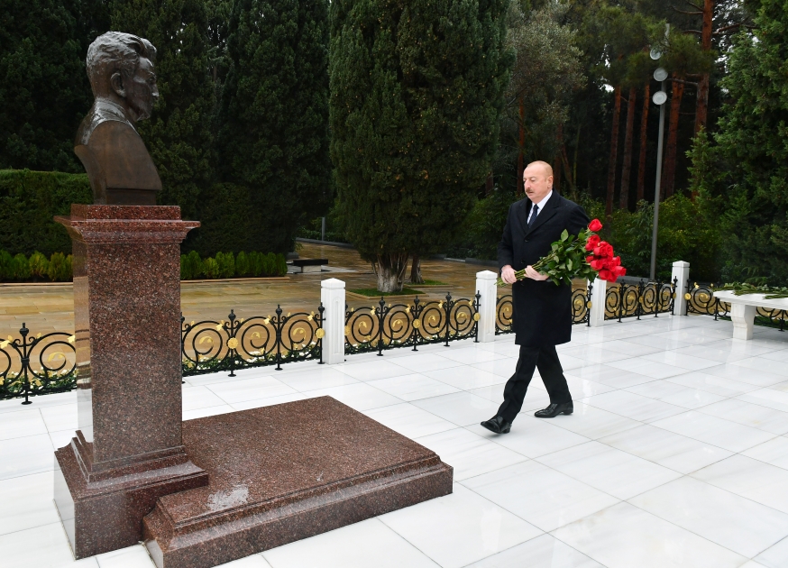 Ilham Aliyev visited grave of National Leader Heydar Aliyev