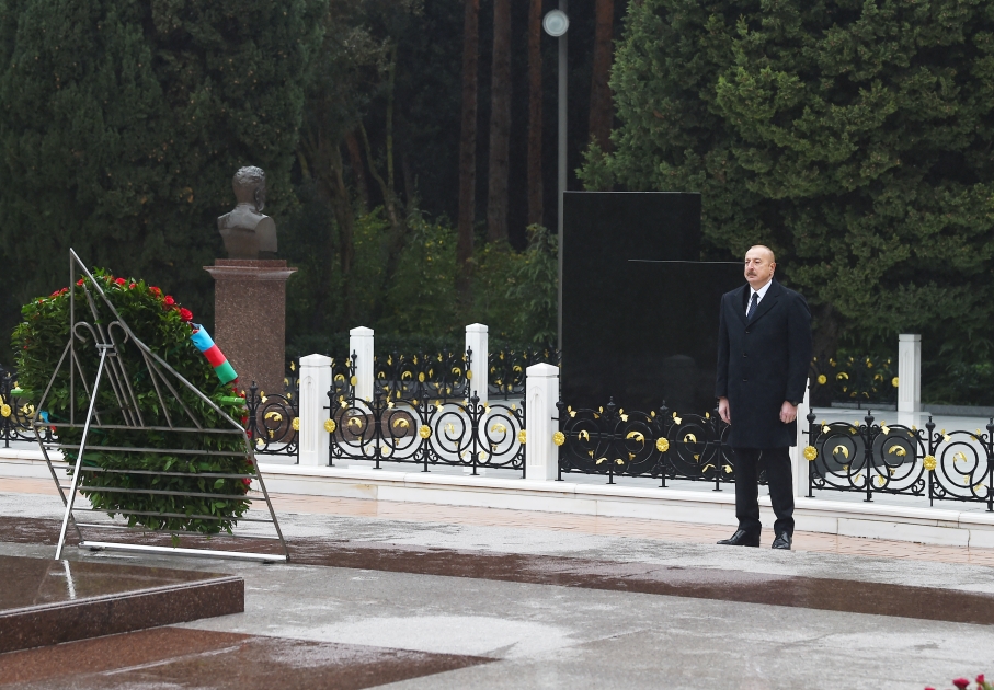 Ilham Aliyev visited grave of National Leader Heydar Aliyev