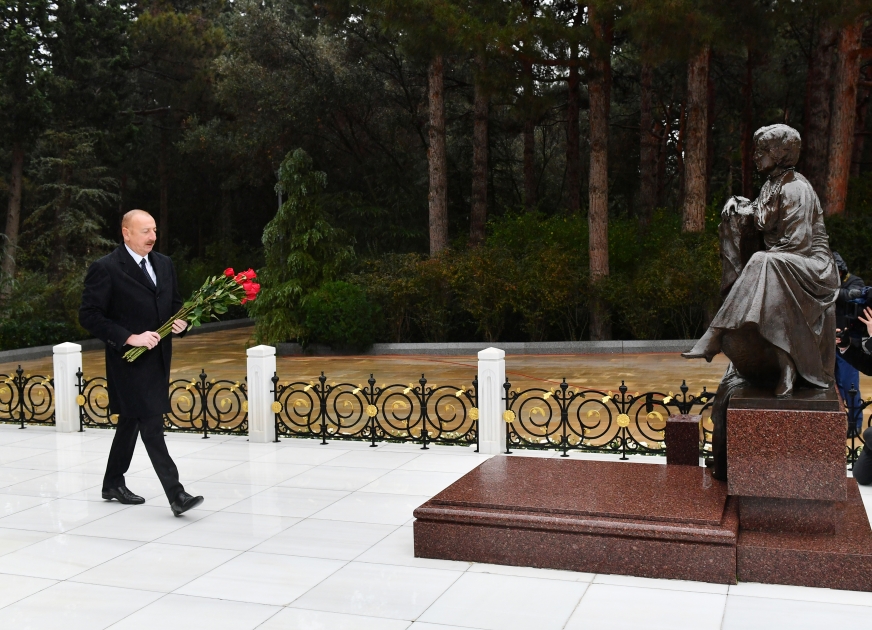 Ilham Aliyev visited grave of National Leader Heydar Aliyev